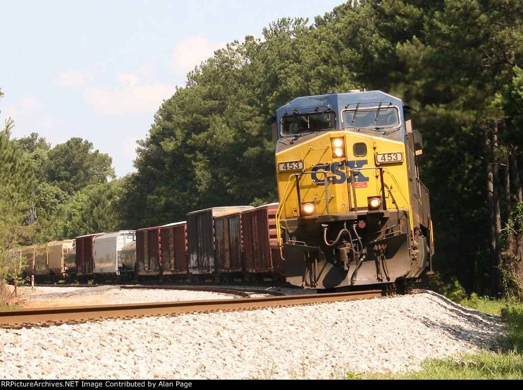 CSX 453 leans into the curve